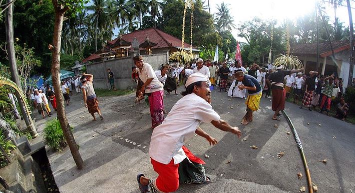 Tradisi Perang Tipat Desa Yeh Apit Karangasem | Paduarsana